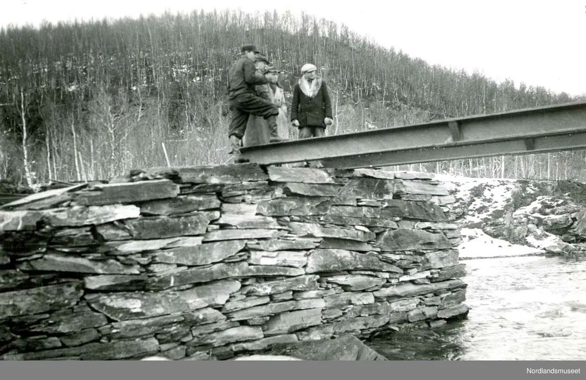 Vassdrag. Fra byggingen av bro over Balmi elv i Saaki 1949 ...