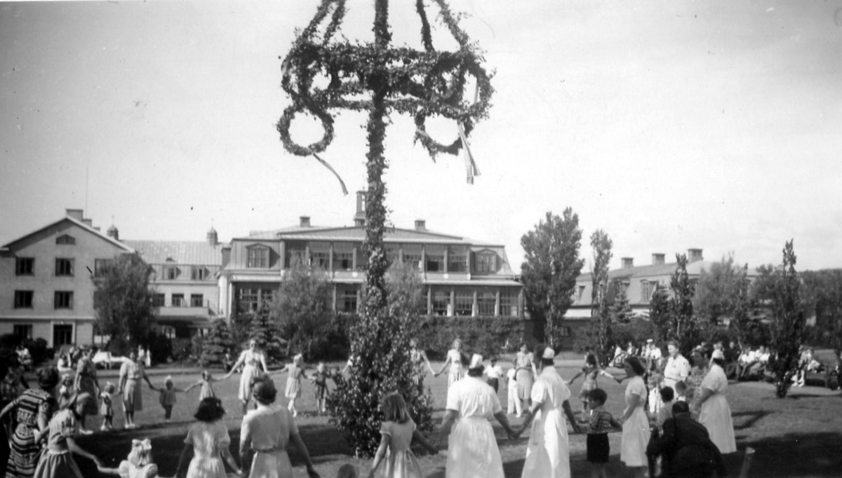 Midsommardans kring stången på Kustsanatoriet Apelviken med patienter ...