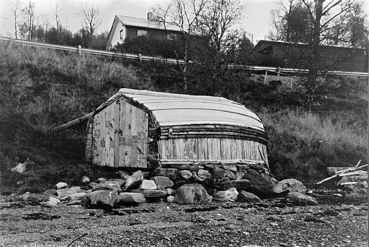 Avsagd gammel båt, brukt som naust, Aursfjord - Midt-Troms Museum ...