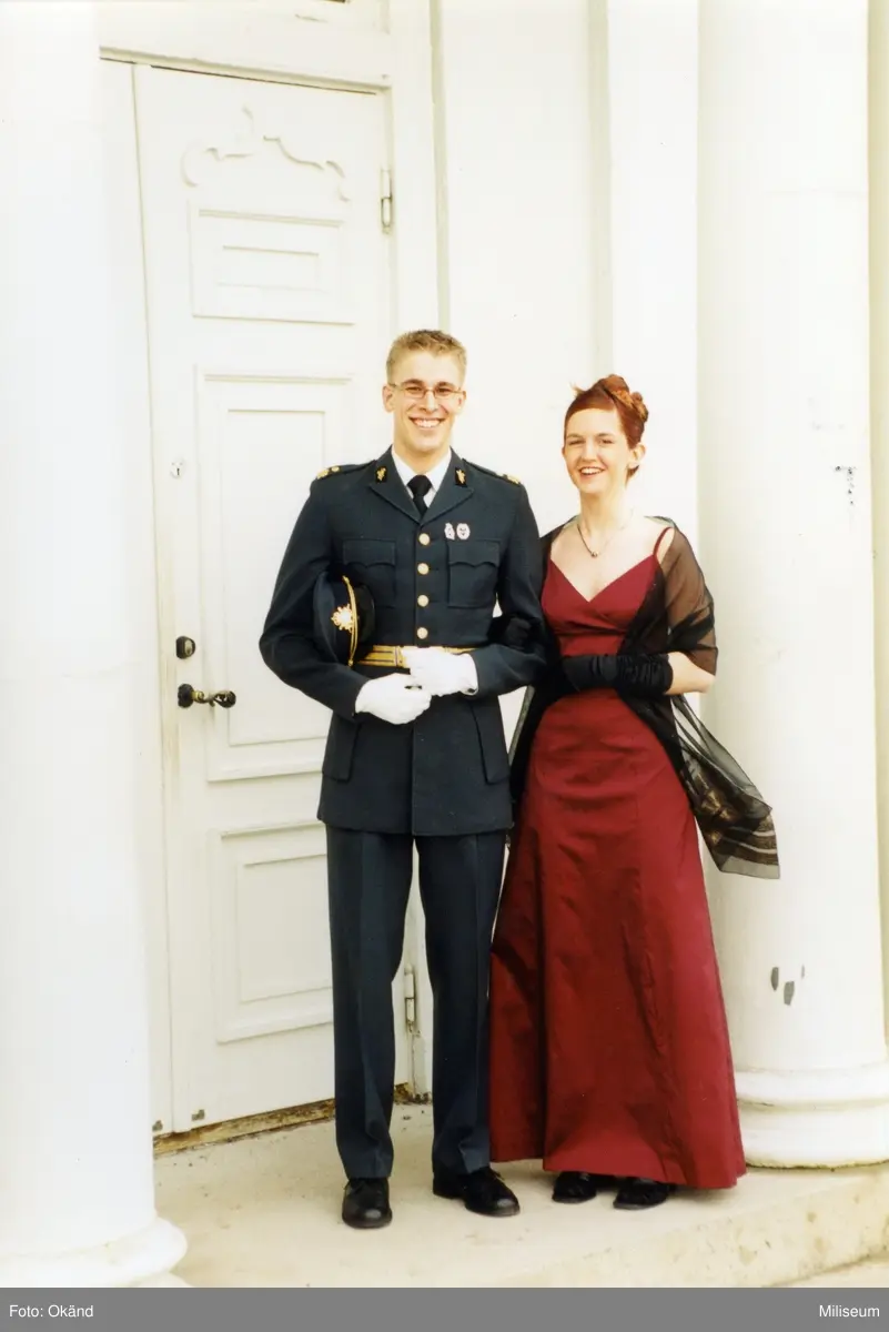 Kadettbal. Okänd par på trappan till Mäss Trianon. - Miliseum ...