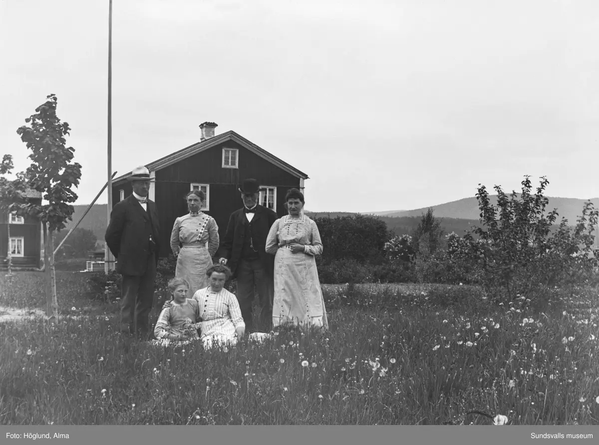 Två bilder från en gammal gård i Öckne, Stöde. På gårdstunet står två ...