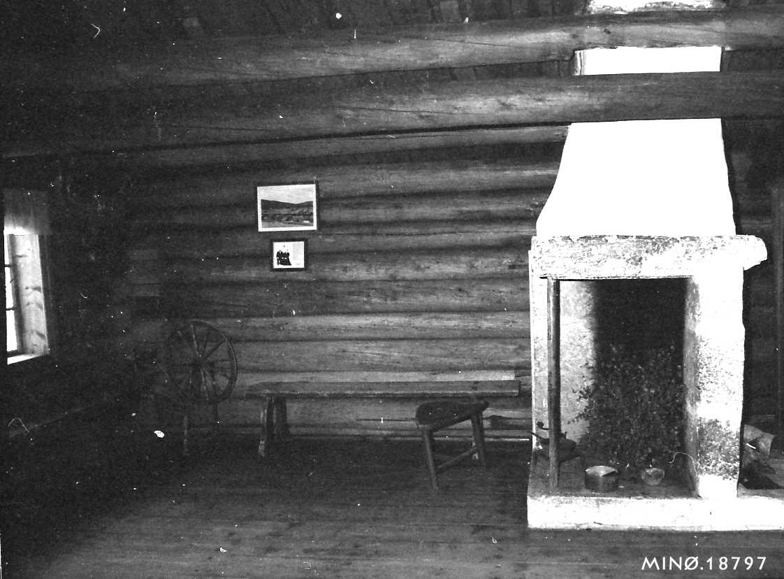 Utstilling, peis, rokk, benk. - Anno Musea i Nord-Østerdalen ... Utstilling, peis, rokk, benk. - Anno Musea i Nord-Østerdalen ...