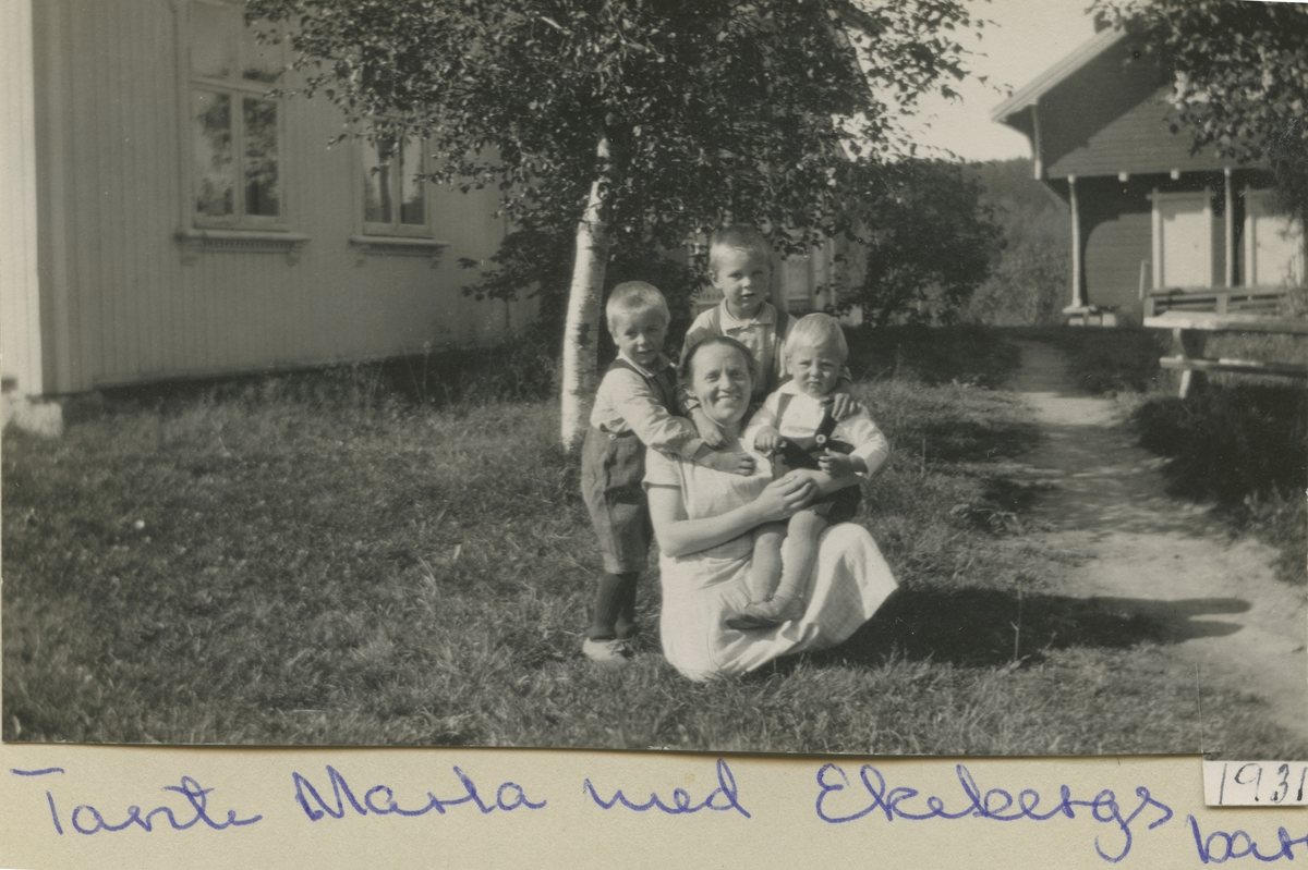 Tante Marta med Ekebergs barn på tunet ved Ekeberg gård i Gjerdrum ...
