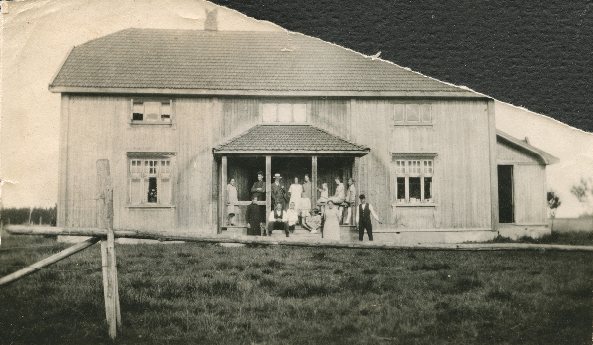 Familien fotografert ved inngangsparti på Eikeberg gård i Gjerdrum ...