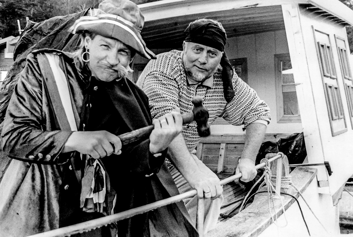 Festival og opptog, Kragerø. "Kaptein Sabeltann" Terje Formoe og Tore ...