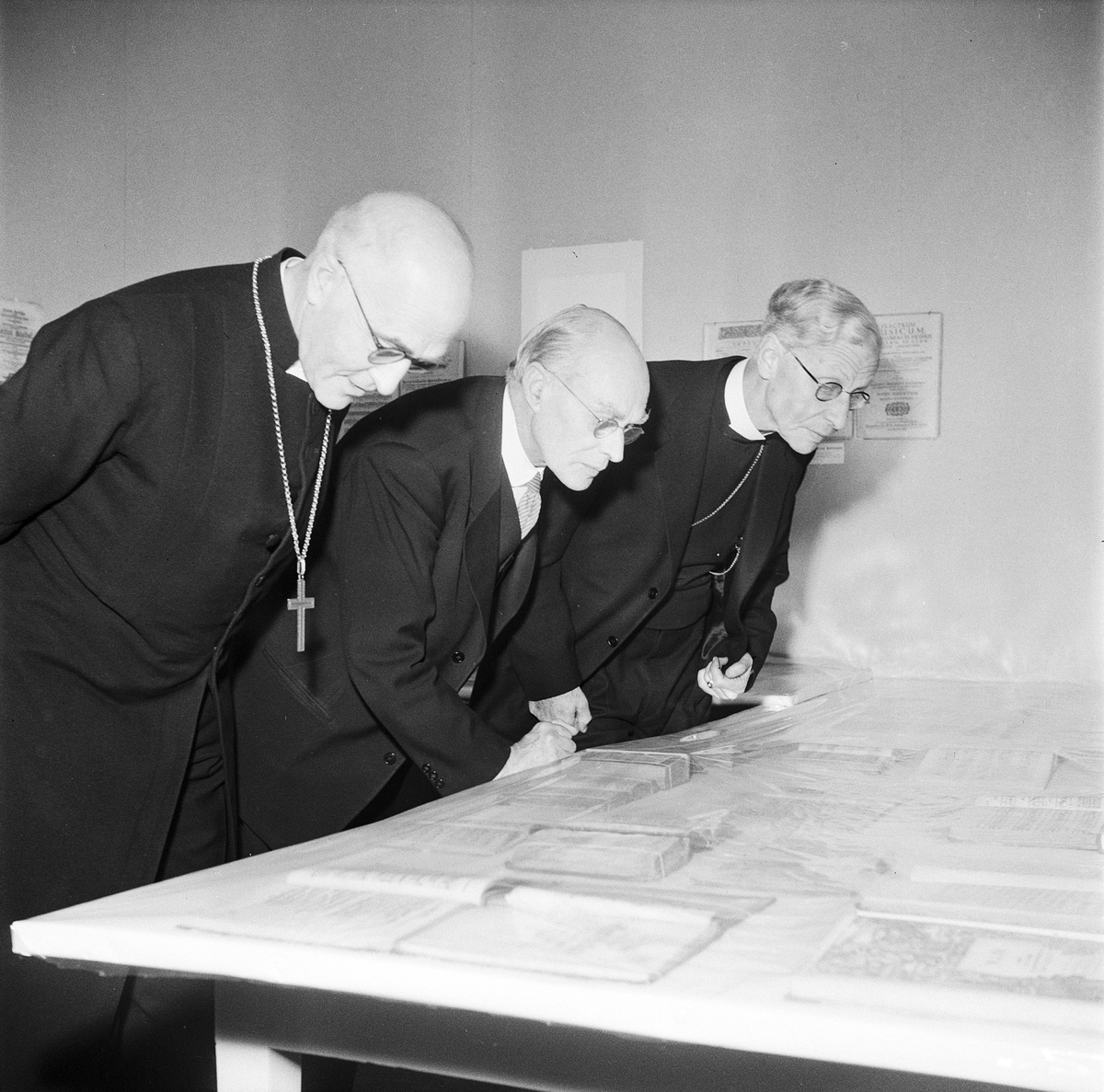 Präst och två andra män i Uppsala domkyrka 1950 - Upplandsmuseet ...