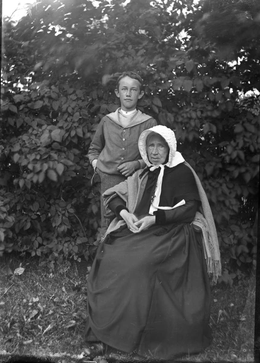 Tante Jette Homann og Christian Murer sitter ute , på Berg. - Telemark ...