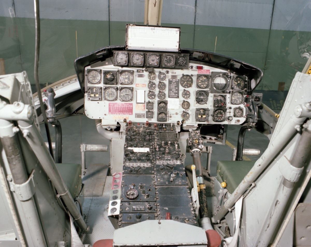 Cockpit Bell UH-1B. - Forsvarets museer / DigitaltMuseum