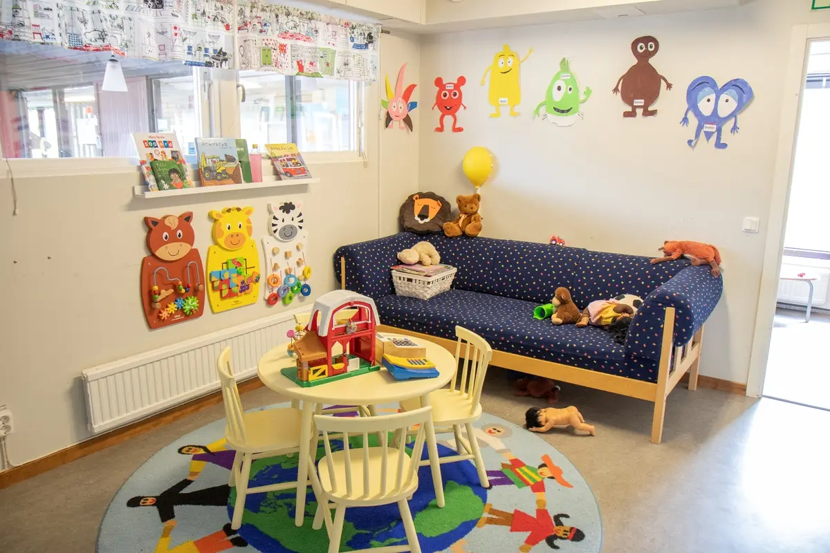 Lekrum med soffa och nallar - Bild Linköping / DigitaltMuseum