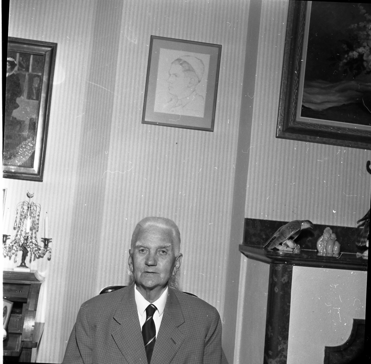 John Roman 70 år 1960. En äldre herre sitter i en hemmiljö och tittar ...