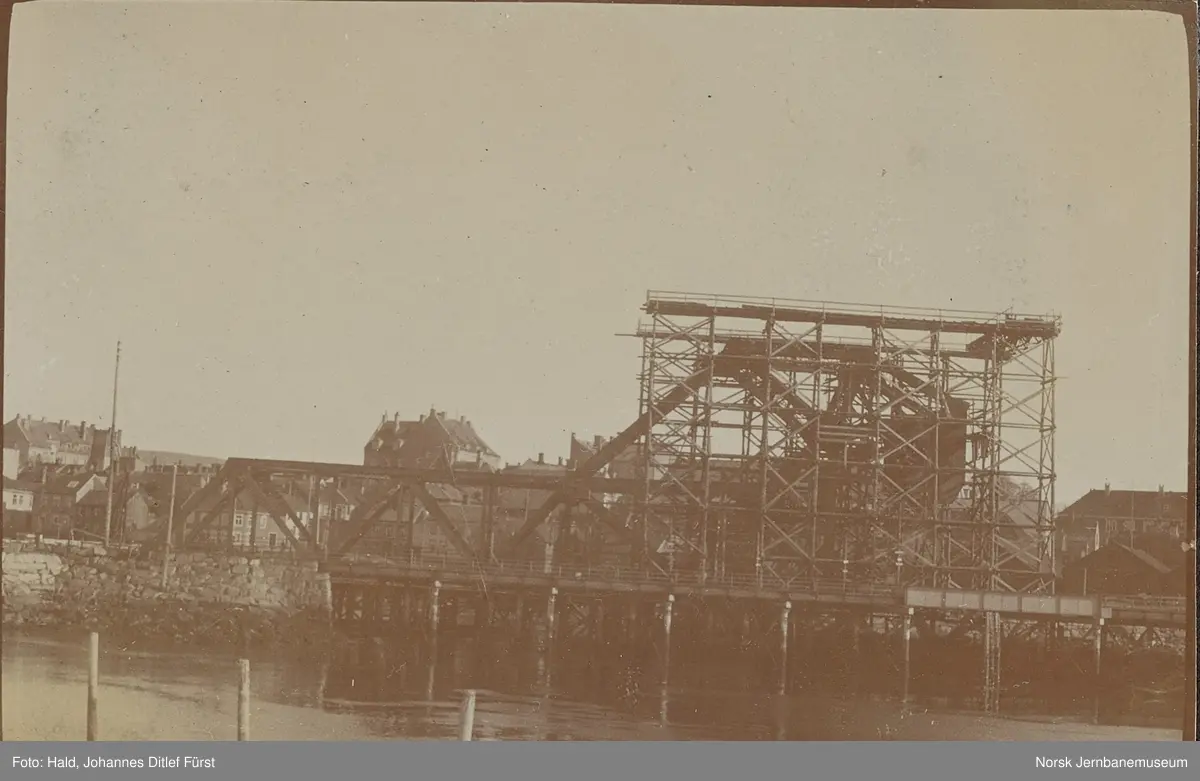 Skansen klaffebru ved Trondheim under bygging. - Norsk Jernbanemuseum ...