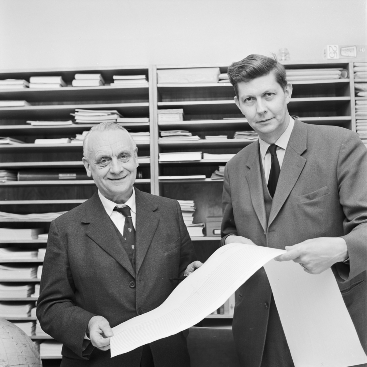 Seismologiska institutionen, doktor Robert Stonley besöker laborator ...