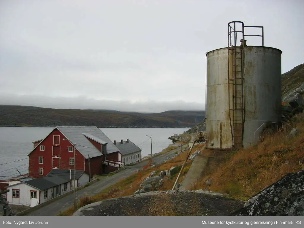 esso-tankanlegg-med-oljehus-museene-for-kystkultur-og-gjenreisning-i