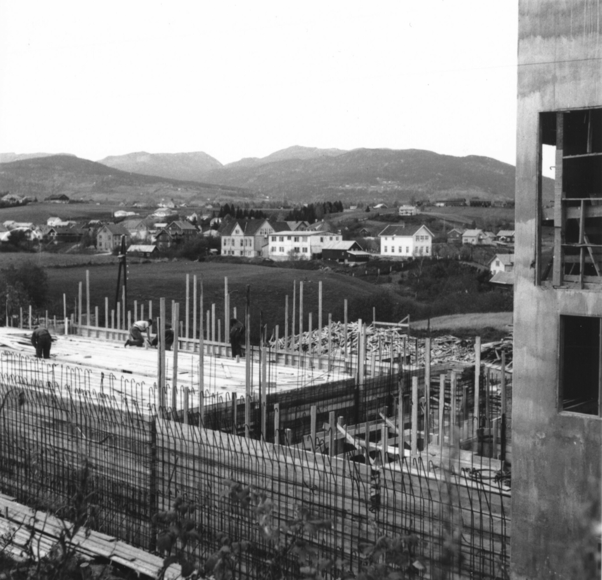 12 bilde frå bygginga av Bø mølle 1952-53. Bygging av "lågbygget ...