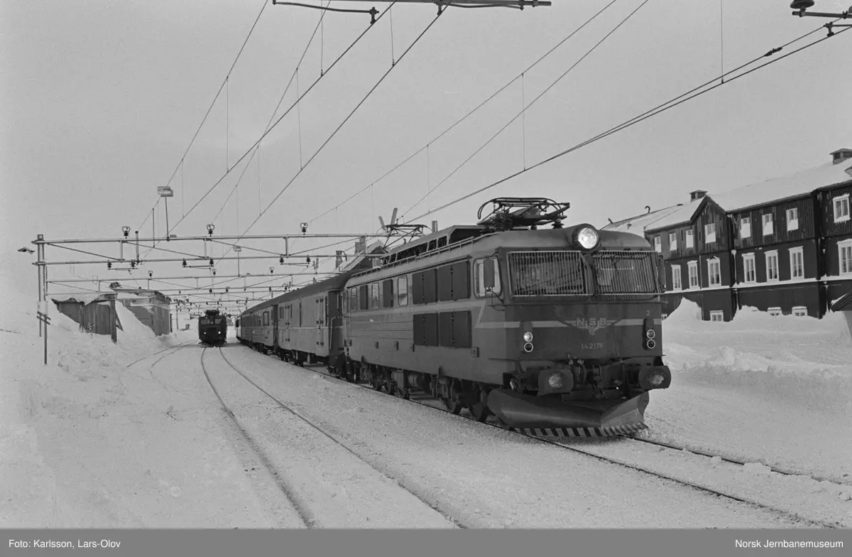 Elektrisk lokomotiv El 14 2176 med dagtoget fra Oslo Ø til Bergen, tog ...