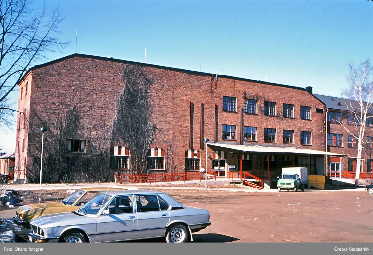 Lastkaj vid kexfabriken, Ribbingsgatan 1-9, 1980-tal - Örebro ...