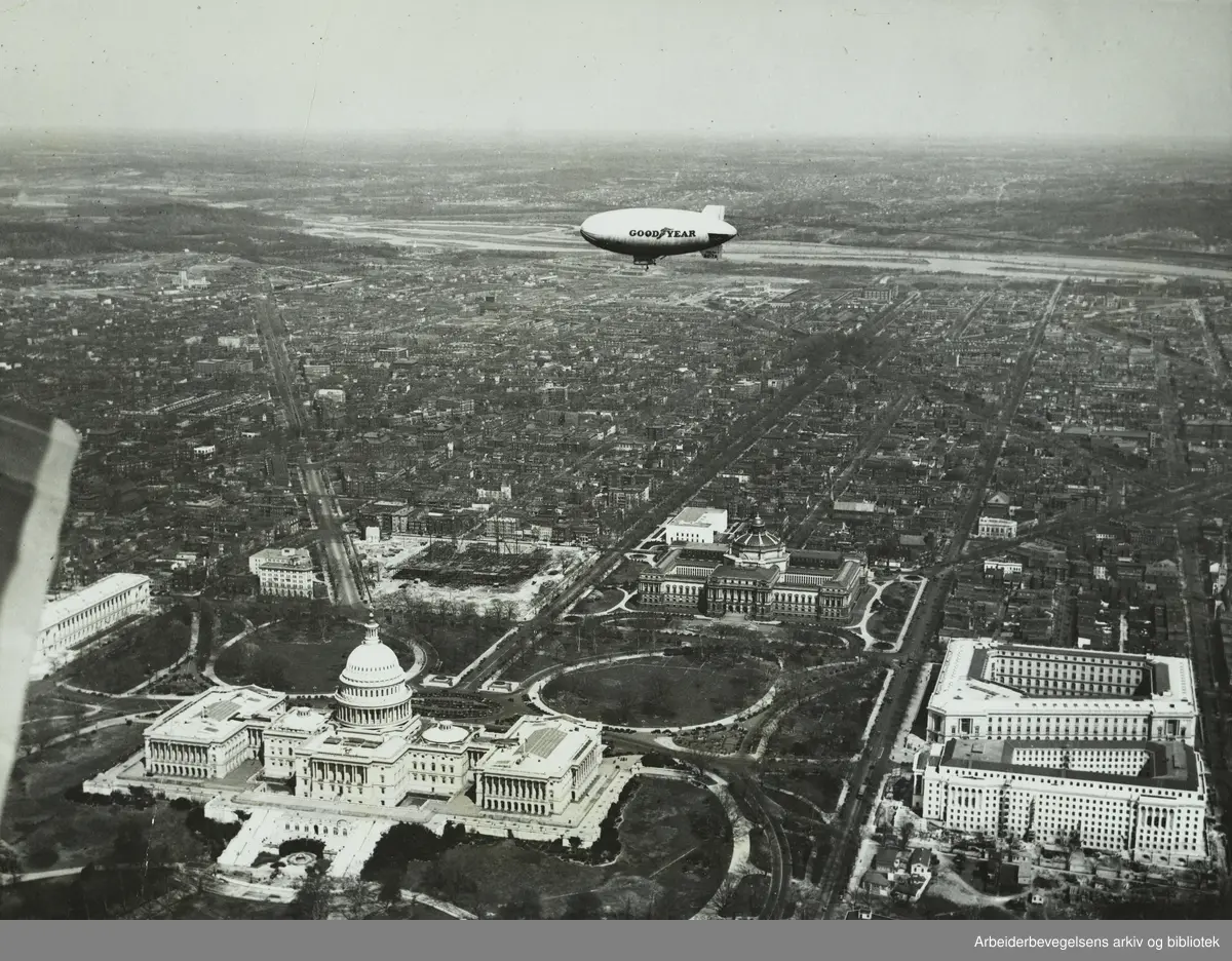 Flyfoto av et luftskip over Det hvite hus og Capitol Hill i Washigton ...
