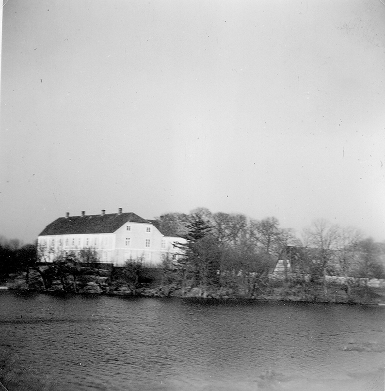 Vallens säteri, eller Wallens slott, strax utanför Våxtorp, dvs i den ...