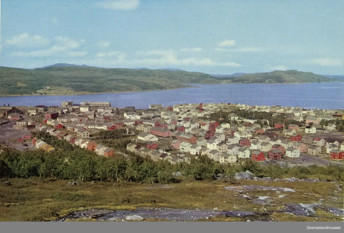 Kirkenes. Utsikt over byen. Ukjent årstall. - Grenselandmuseet ... Kirkenes. Utsikt over byen. Ukjent årstall. - Grenselandmuseet ...