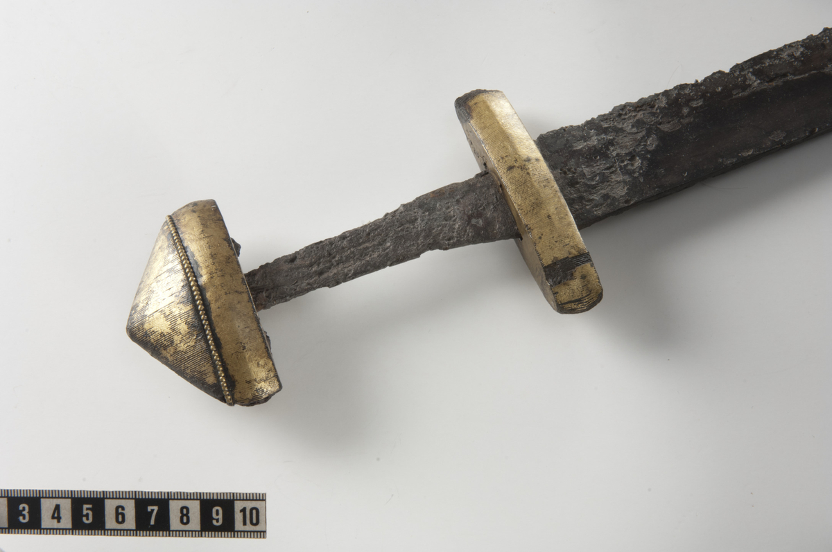 Sverd av jern. - Arkeologisk museum, Universitetet i Stavanger - Foto ...