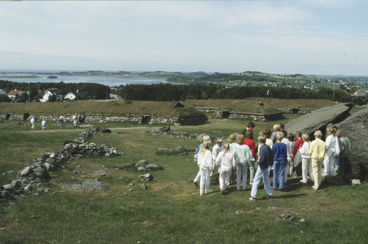 Skoleklasser på Jernaldergården på Ullandhaug. - Arkeologisk museum ...