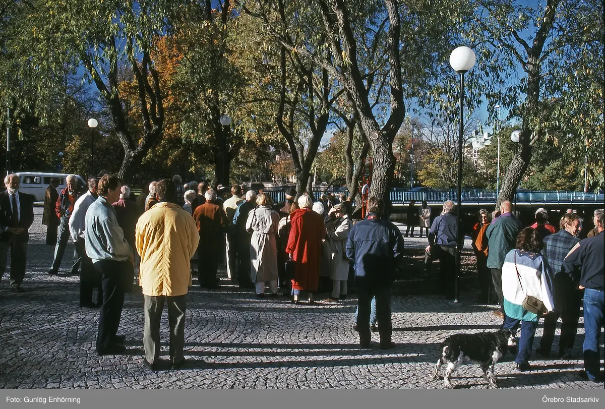 Besökare vid invigning av Hamnplatsen, 1995 - Örebro Stadsarkiv ...