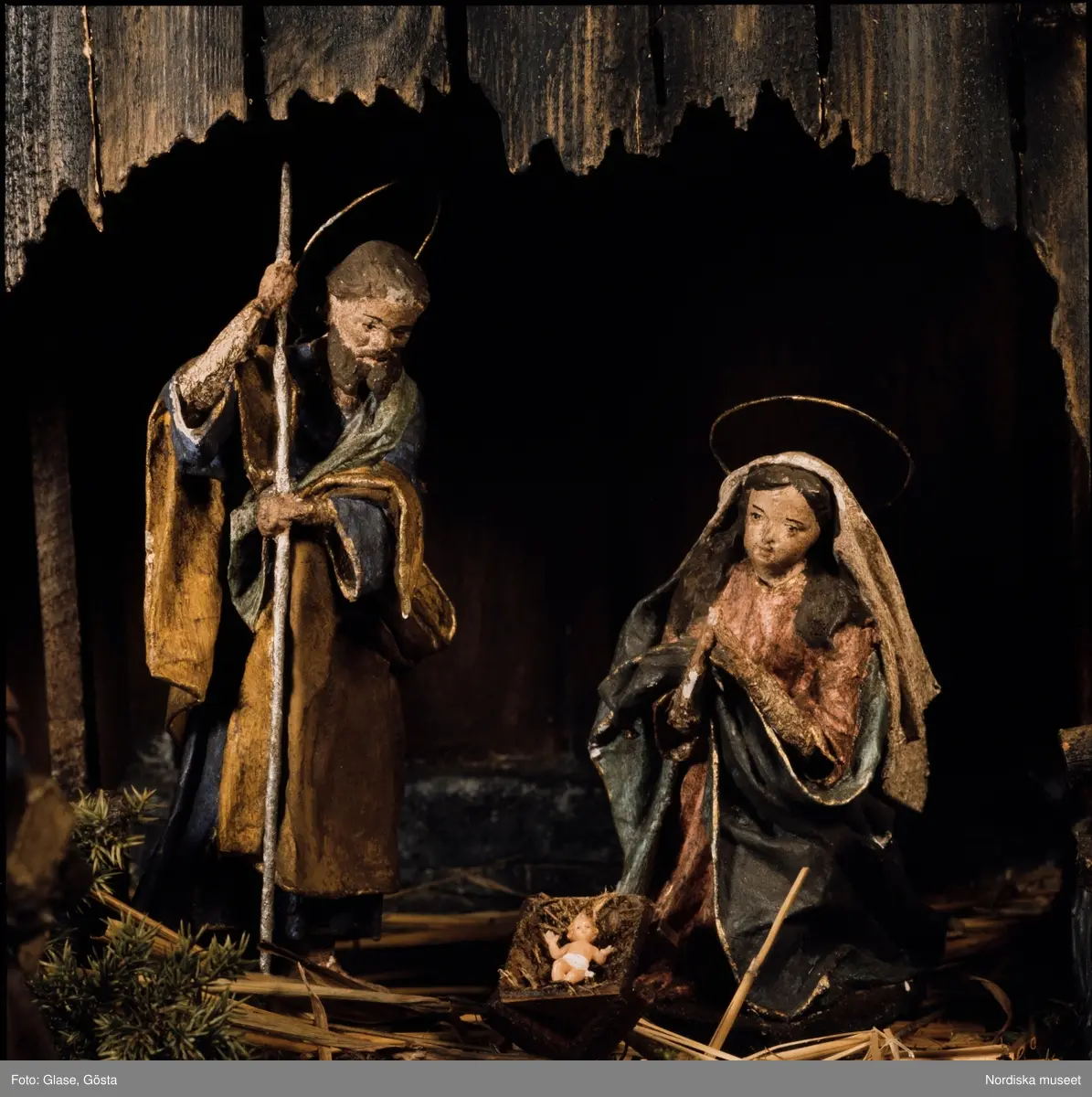 Närbild på figurer i julkrubba. - Nordiska museet / DigitaltMuseum