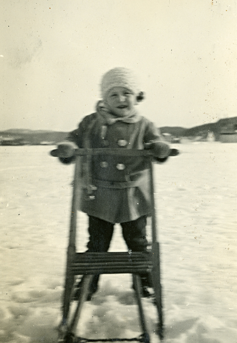 Tordis Terjesen på spark - Bø Museum / DigitaltMuseum