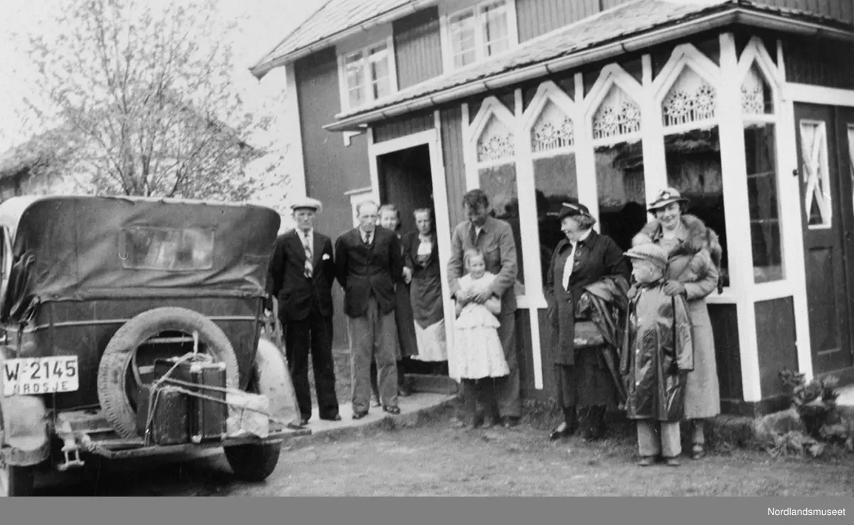 Første drosjebil i bygda eide Johan Fastvold. Avreise utenfor huset til ...