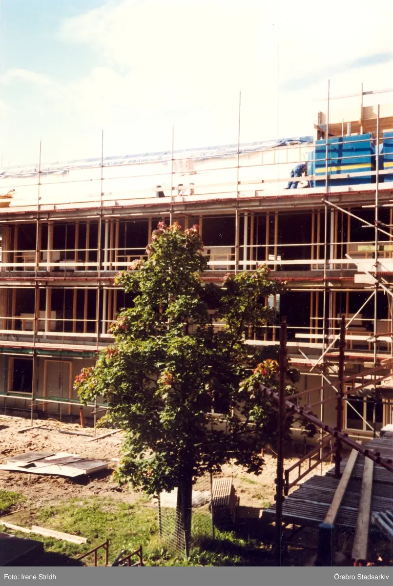 Byggnation av Skäpplandsgården, 1993 - Örebro Stadsarkiv / DigitaltMuseum
