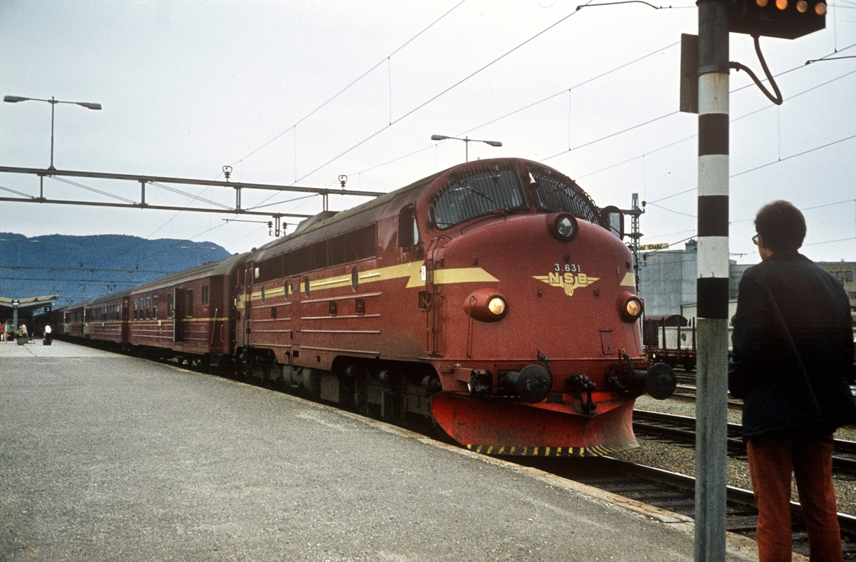 Diesellokomotiv tye Di 3 nr. 631 med hurtigtog til Bodø, tog 451, på ...