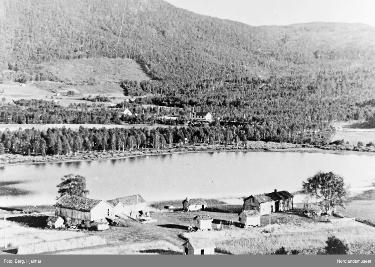 Gårdsbebyggelse ved Loddvatn i Vestvatn, skog i bakgrunnen. - Nordlandsmuseet / DigitaltMuseum