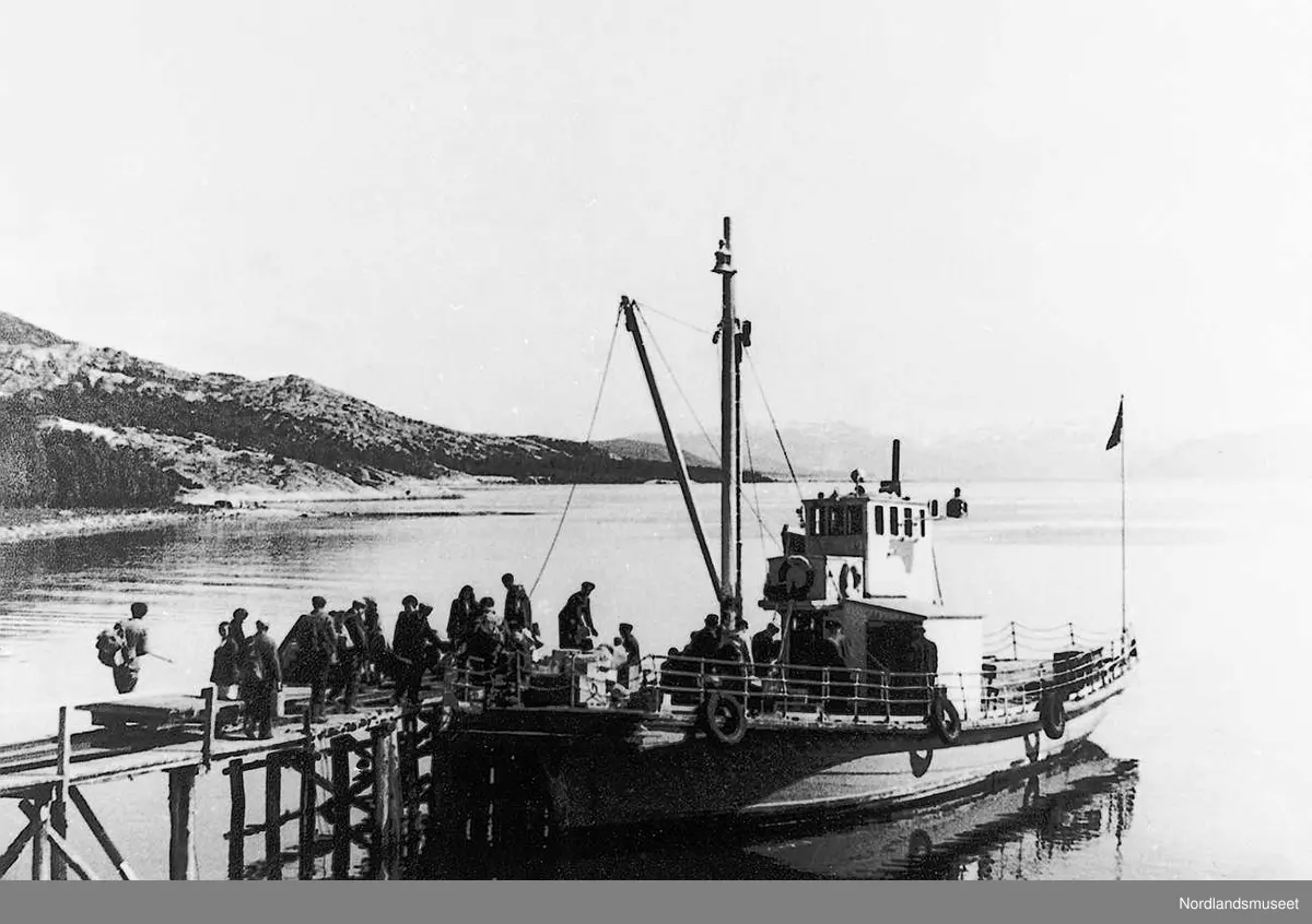 Ferge ved kai i Breivik, mennesker. - Nordlandsmuseet / DigitaltMuseum