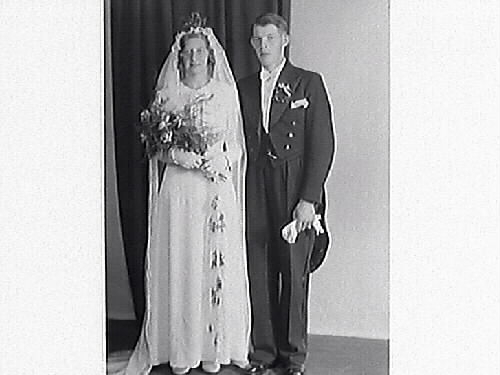 Bröllopsbild av brudparet Einar och Karin Henriksson från Idala. 3 ...