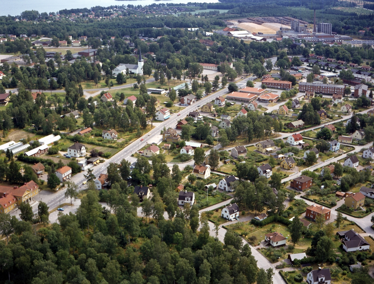 Färgfoto. Centrum av Lessebo med korsningen Storgatan - Smålandsgatan i ...