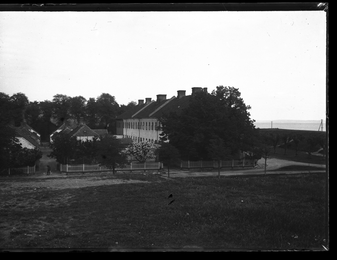Boligbrakker med uthus i Kaja Eides vei på Karljohansvern. På den andre ...