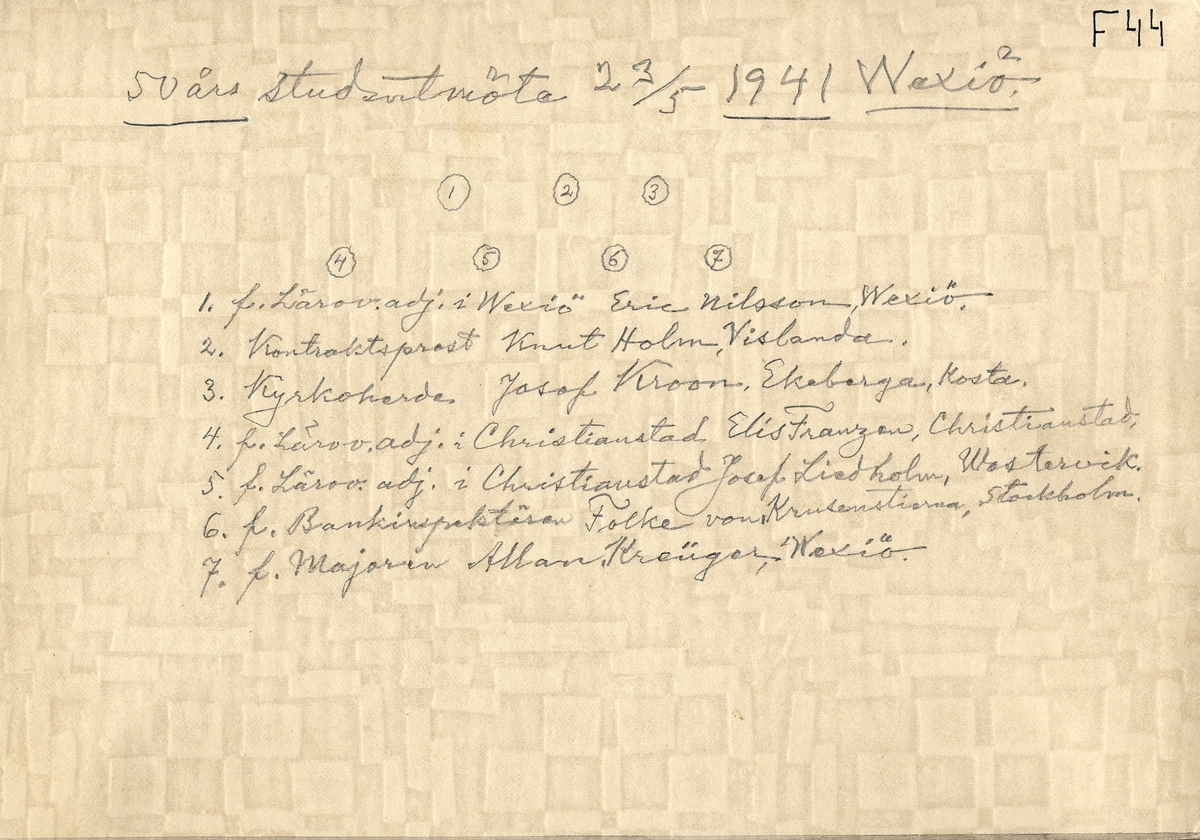 Ett antal äldre herrar har samlats för 50-års jubileum av sin ...