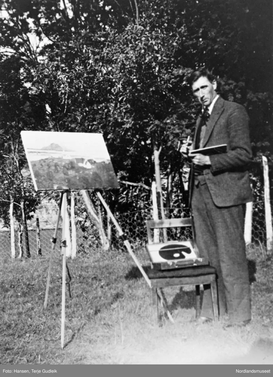 Løytnant Harald Magne Hansen, Inndyr. Han står ute ved et staffeli og ...