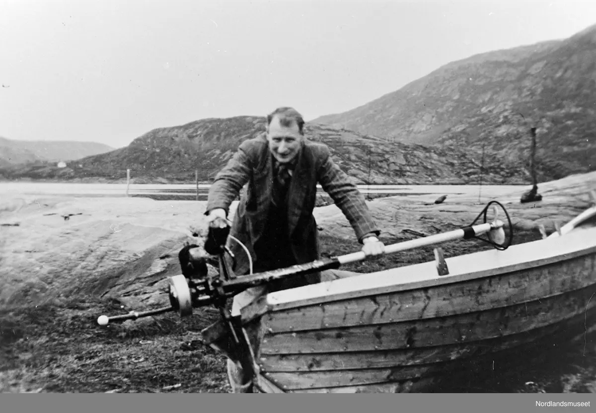 Sigvard Kristensen med sin første påhengsmotor. - Nordlandsmuseet / DigitaltMuseum