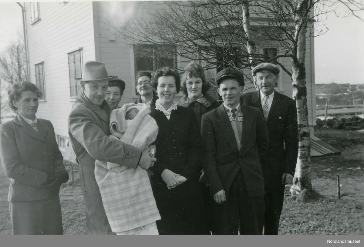 Dåp i Leiranger. Midt i bildet står foreldrene Odd og Mildrid Mæland ...