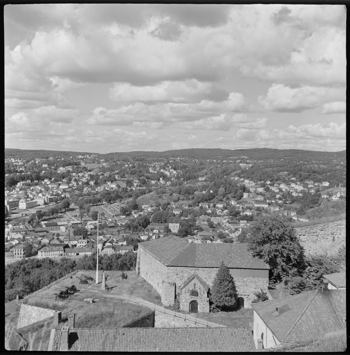 Utsikt over Halden, sett fra Fredriksten festning. Deler av festningen ...
