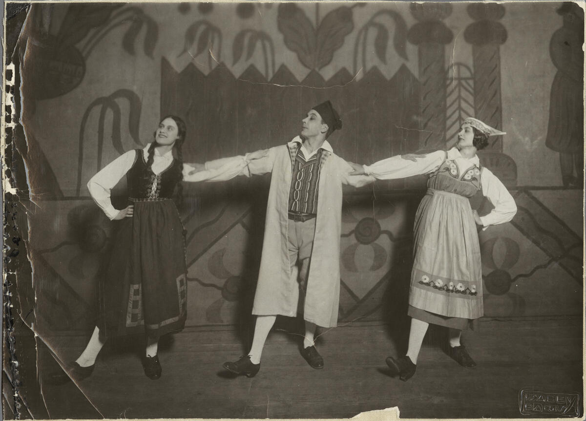 Rollporträtt av Signe Malmberg, Toivo Niskanen och Valborg Larsson i ...