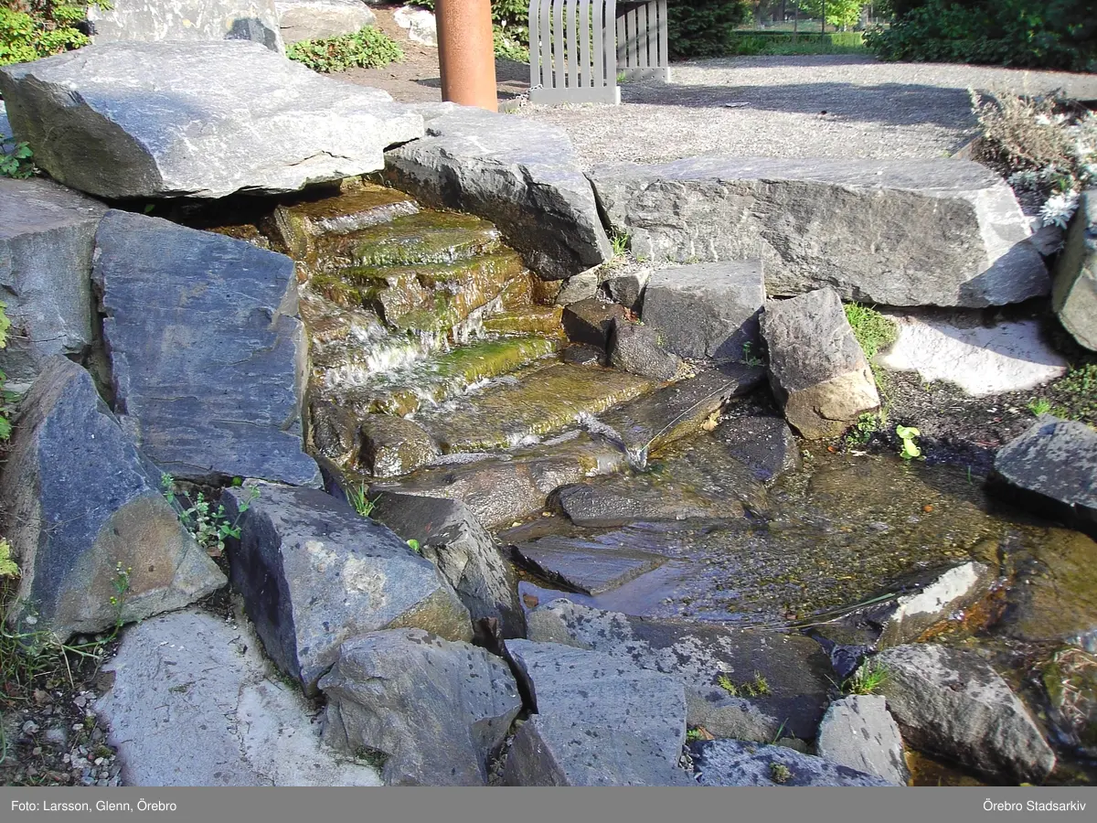 Vattenfall med kantiga stenar i Stadsparken, 2005 - Örebro Stadsarkiv ...