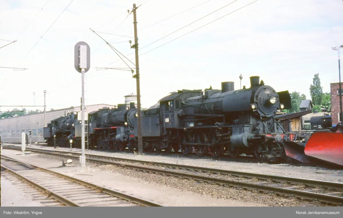 Utrangerte damplokomotiver ved lokomotivstallen på Hamar stasjon ...