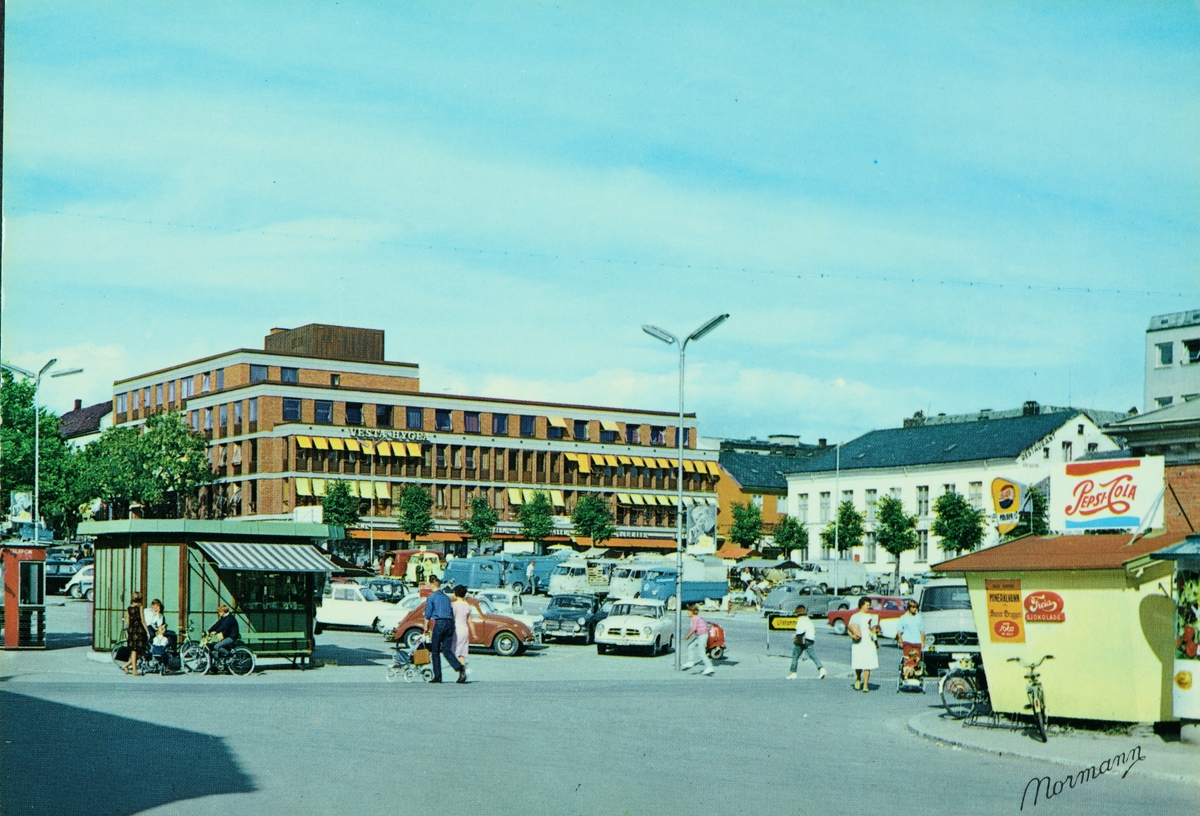 Postkort, Hamar, Stortorget, Narvesenkiosk, pølsekiosken til høyre ble ...