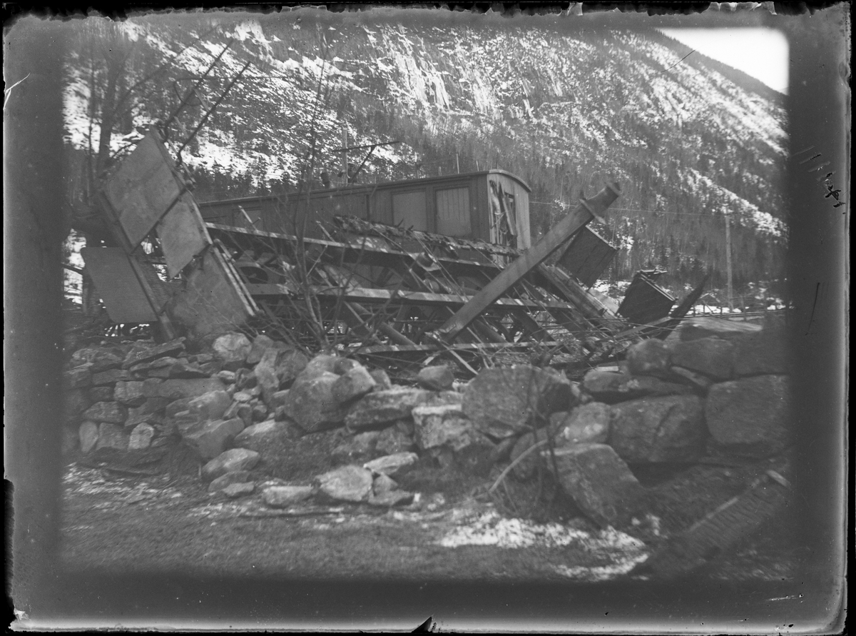 Ødelagte vogner på Rjukanbanen. Vognene har blåst av sporet på grunn av ...