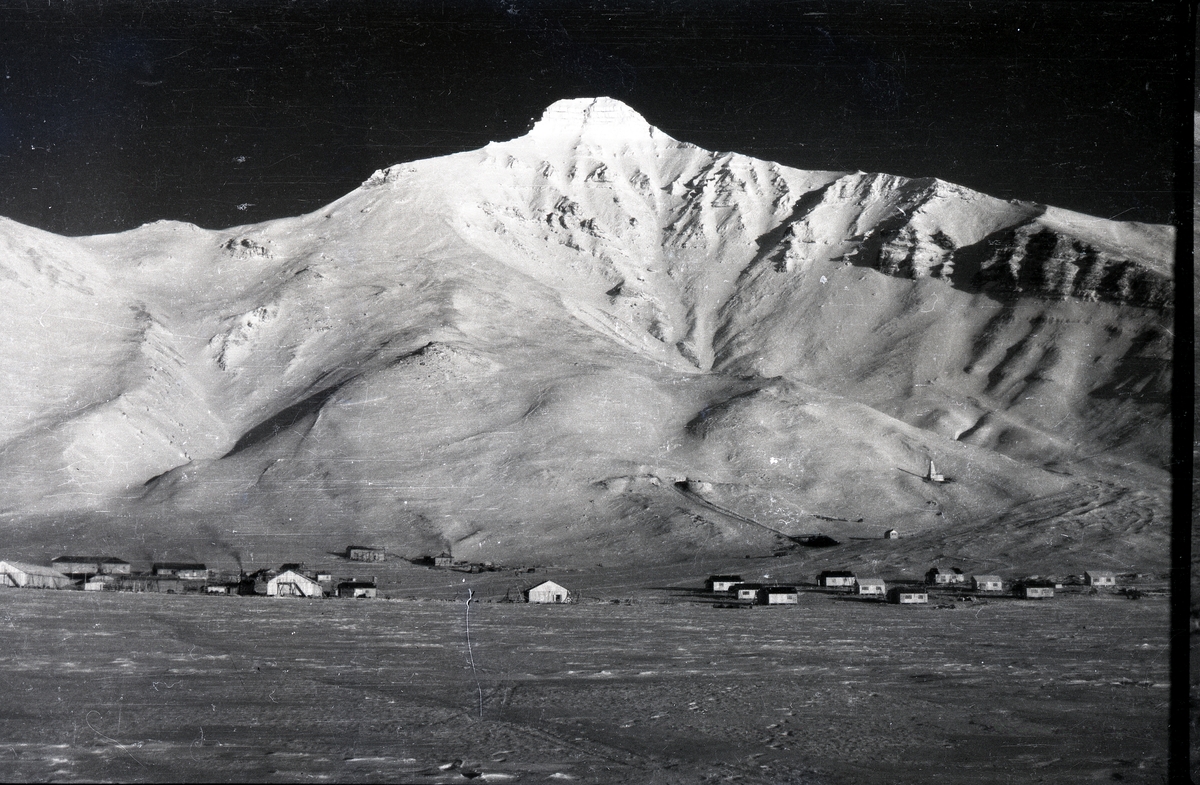 Bilde etter Abram I Gilbo, som var i Pyramiden i 1946-1948(oppbygging ...