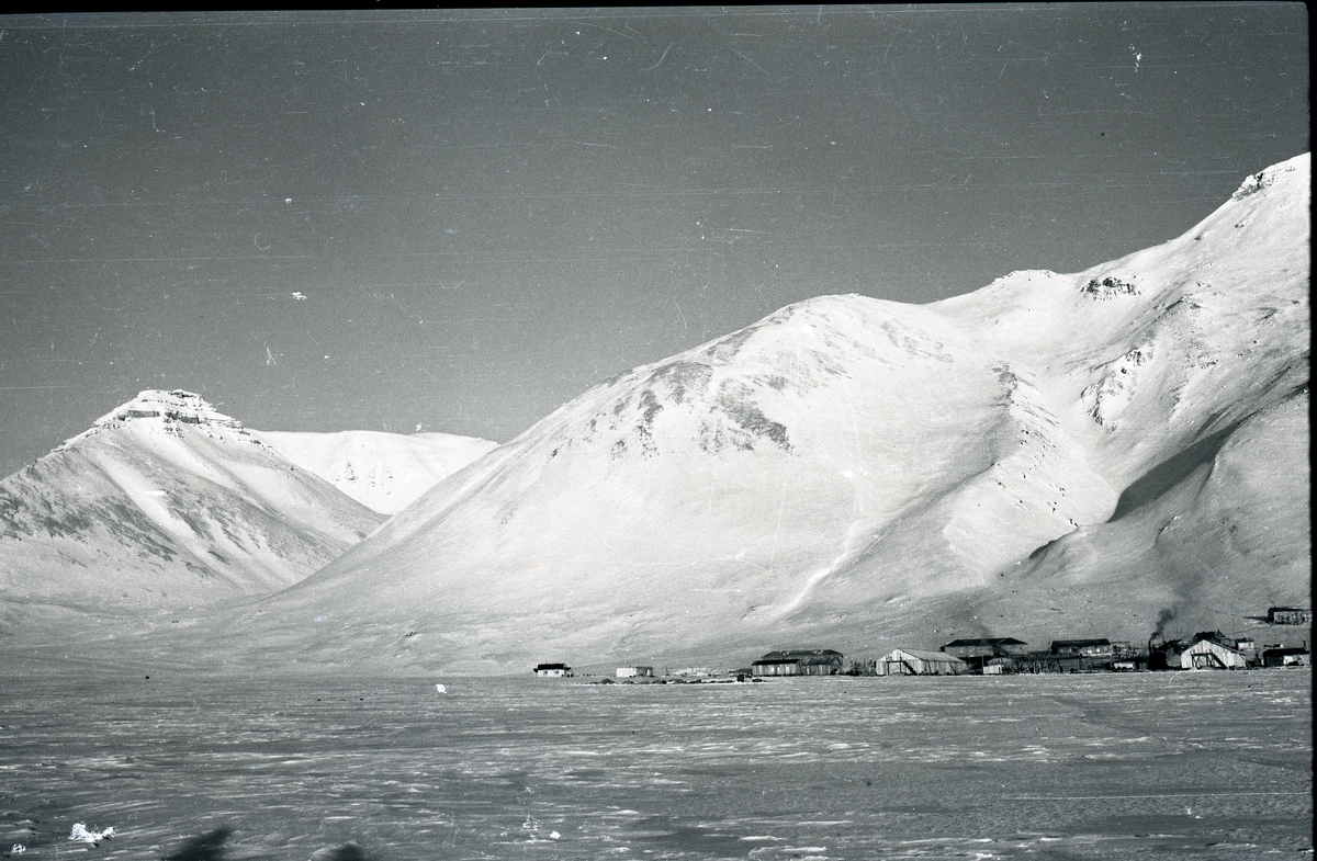 Bilde etter Abram I Gilbo, som var i Pyramiden i 1946-1948(oppbygging ...