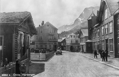 Odda sentrum med Kalvanes i bakgrunnen. - Kraftmuseet / DigitaltMuseum