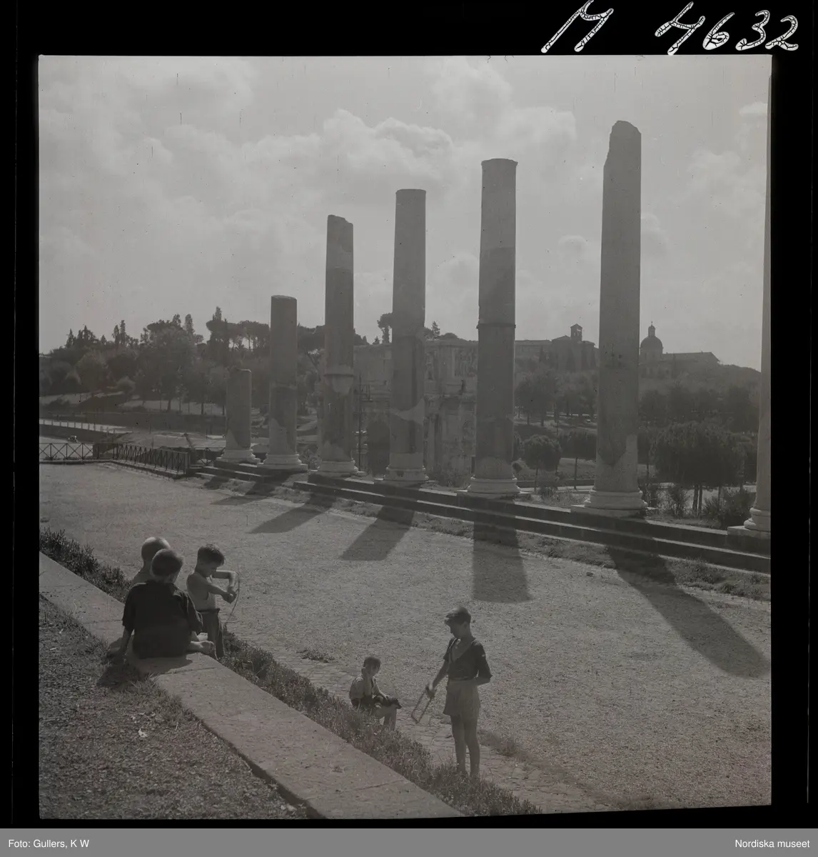 1717/B Rom. Barn vid Forum Romanum. - Nordiska museet / DigitaltMuseum